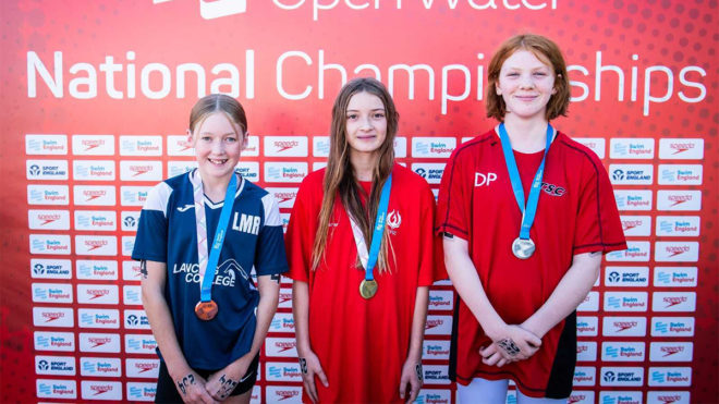 Blocksidge and Arnold put in exceptional displays to win Girls 2k races